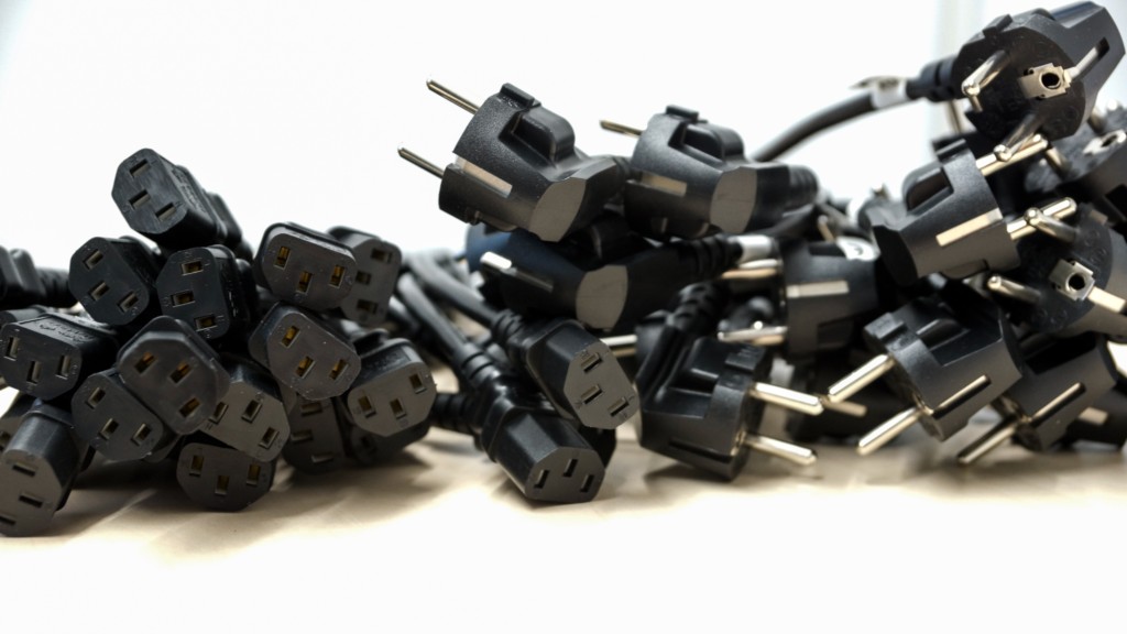 5 Smart Ways to Manage Wire Clutter In Your Office - ChargeSpot