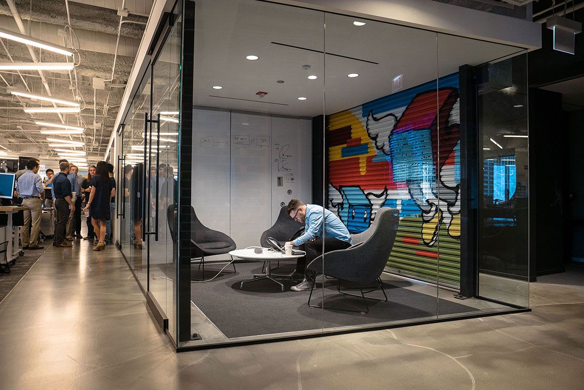 5 Digital Signage Applications to Improve Your Workspace - ChargeSpot