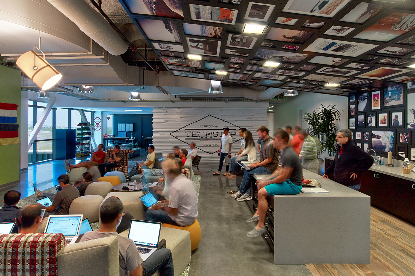 4 Tips To Create A Collaborate Workplace ChargeSpot 4 Tips To Create A Collaborate Workplace ChargeSpot